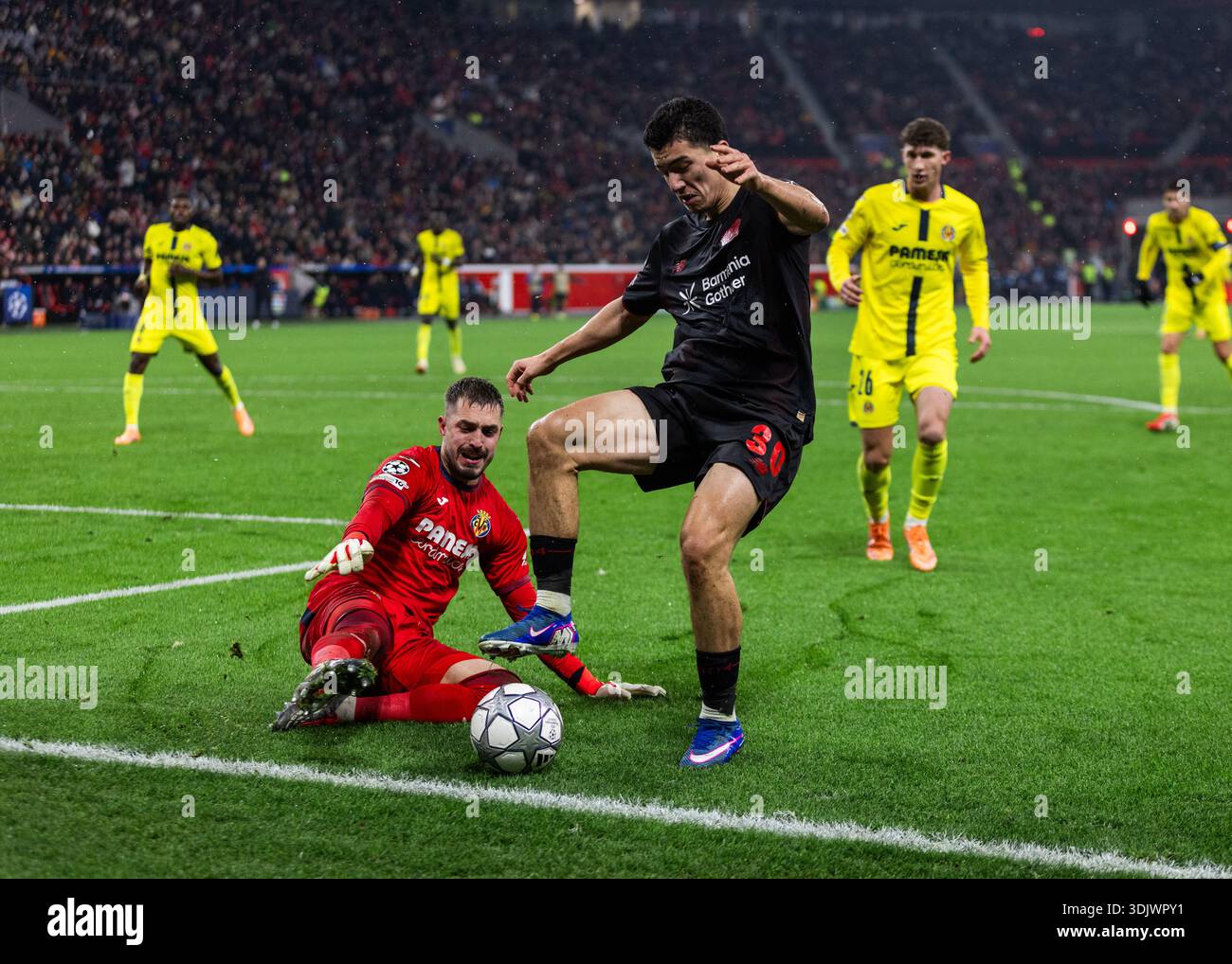 Leverkusen, Bayarena, 28.01.2026: goalkeeper Arnau Tenas of Villareal ...