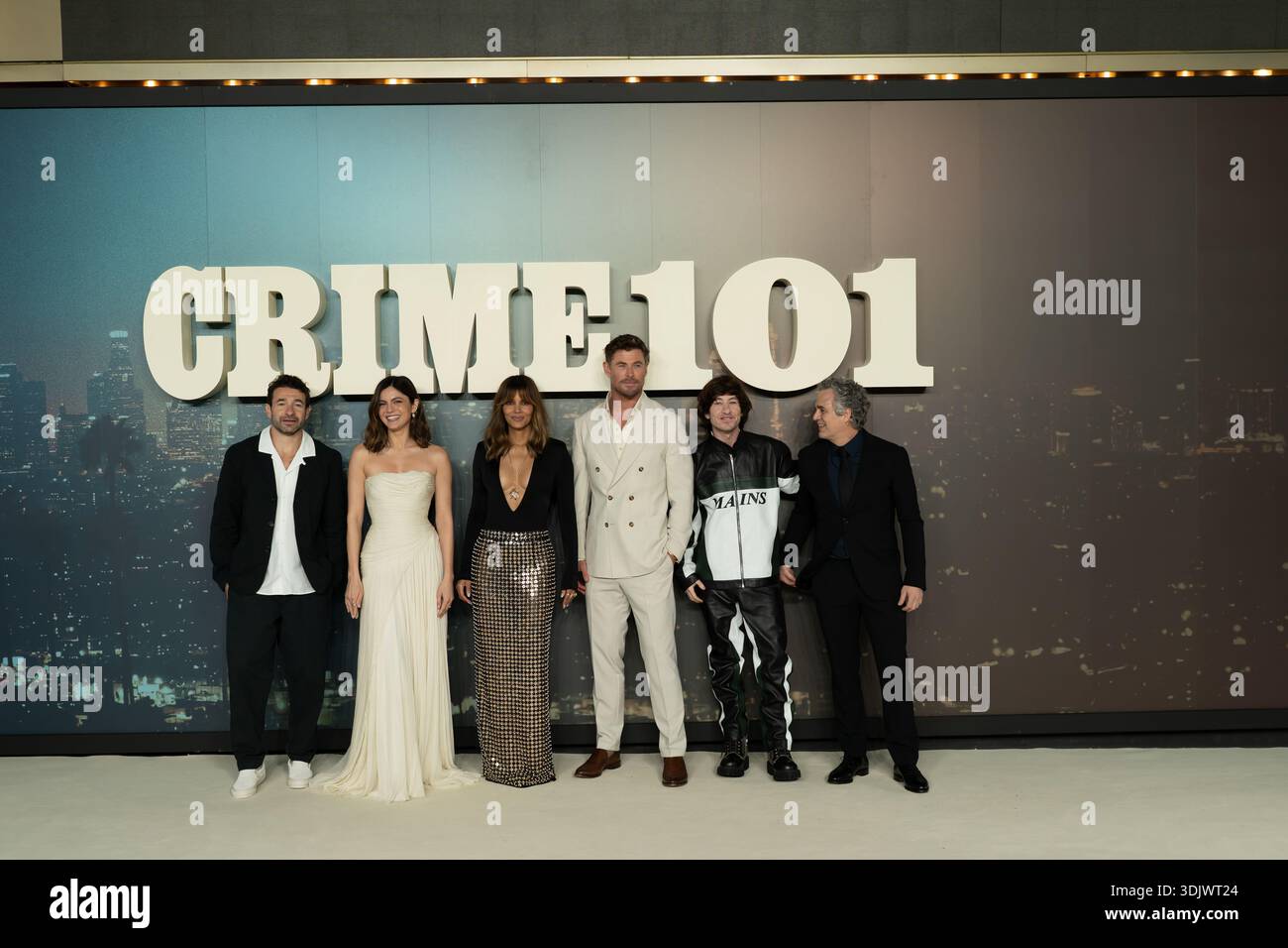 Crime 101 european gala screening hi-res stock photography and images ...