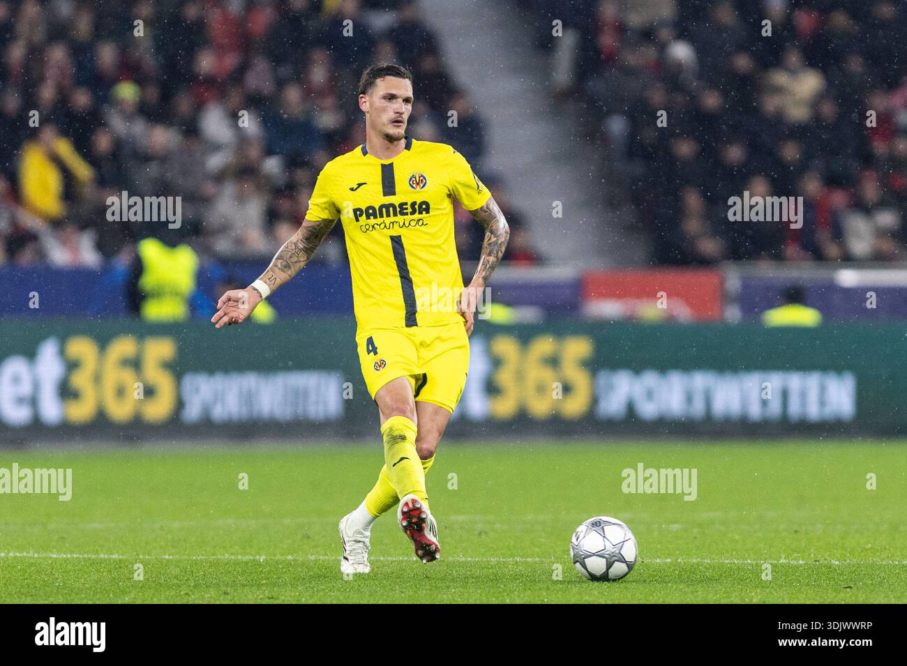 Rafa Marin (Villarreal FC, 4) UEFA Champions League: Bayer 04 Leverkusen - Villarreal FC ...