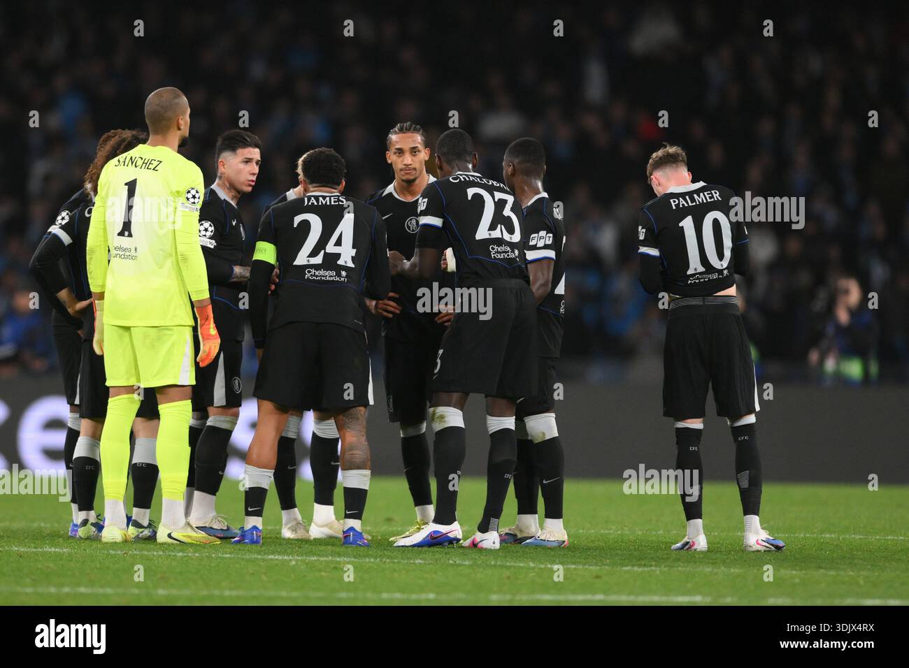 The chelsea players gather in a circle hi-res stock photography and ...
