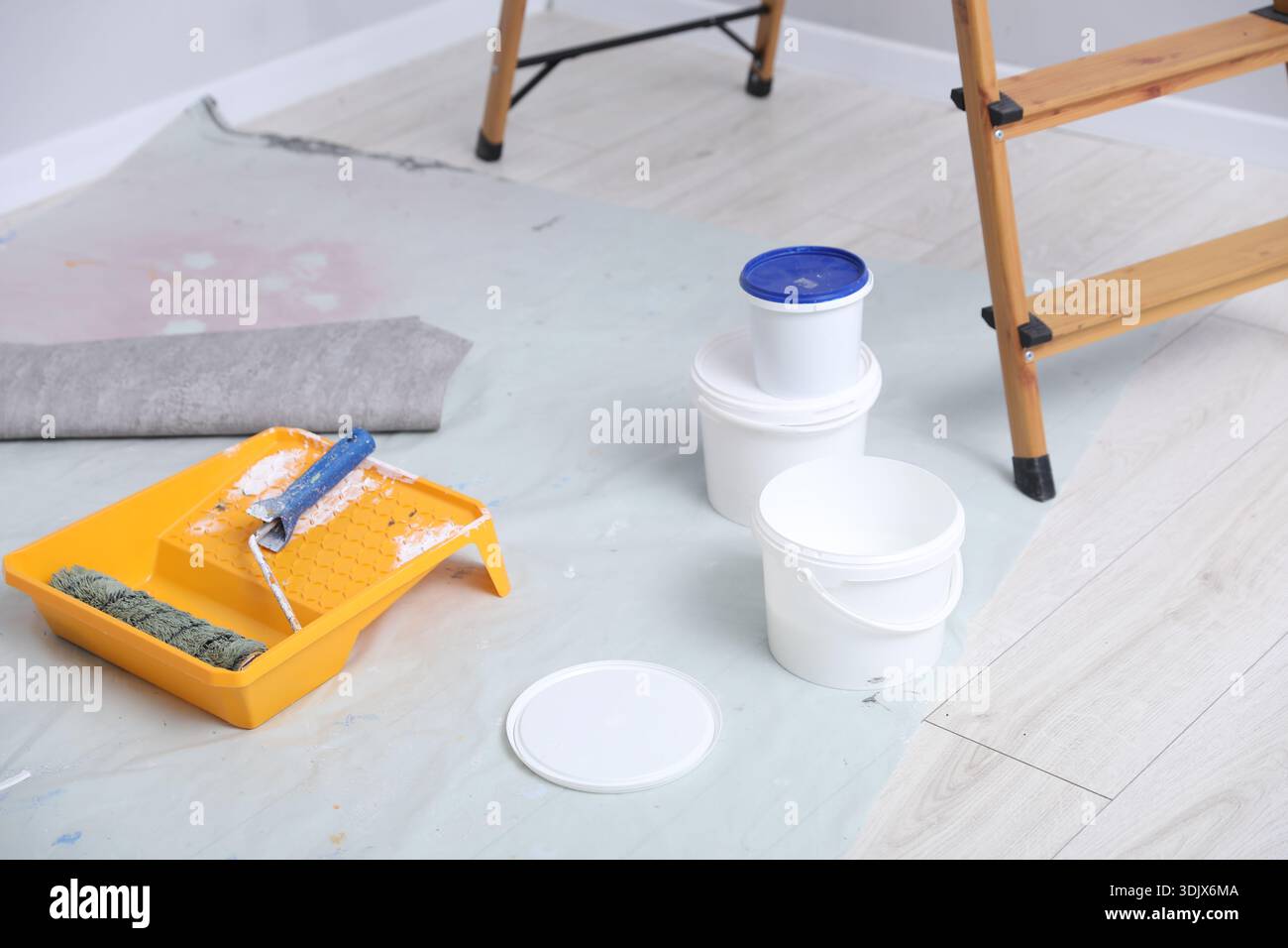 Buckets paint roller ladder hi-res stock photography and images - Alamy