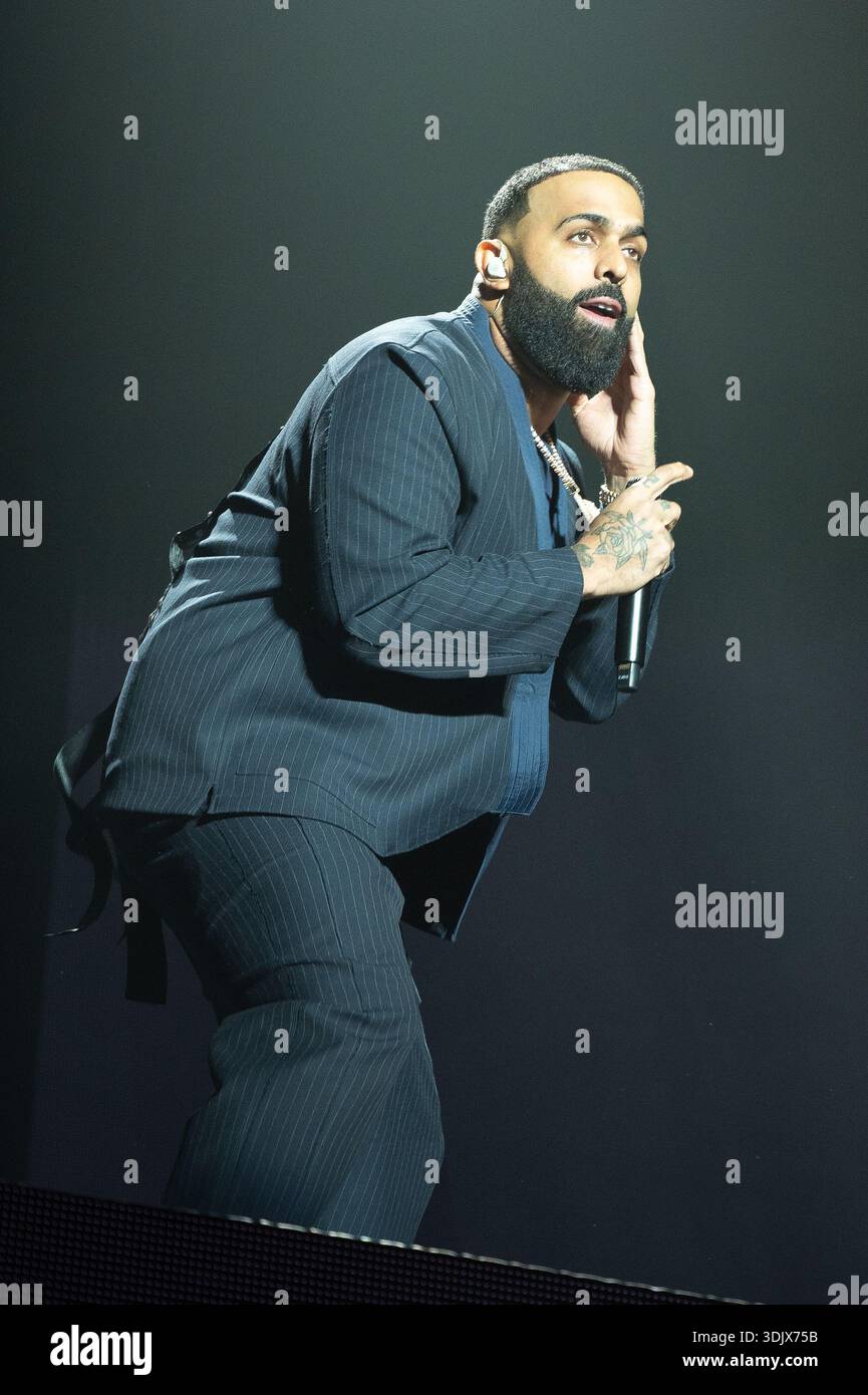 Recording artist Eladio Carrion performs during his Don KBRN World Tour ...