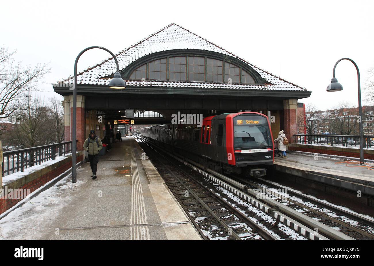 Eine U-Bahn der Linie U3 hält im U-Bahnhof Mundsburg. Uhlenhorst ...