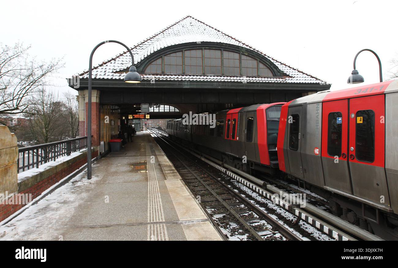 Eine U-Bahn der Linie U3 hält im U-Bahnhof Mundsburg. Uhlenhorst ...