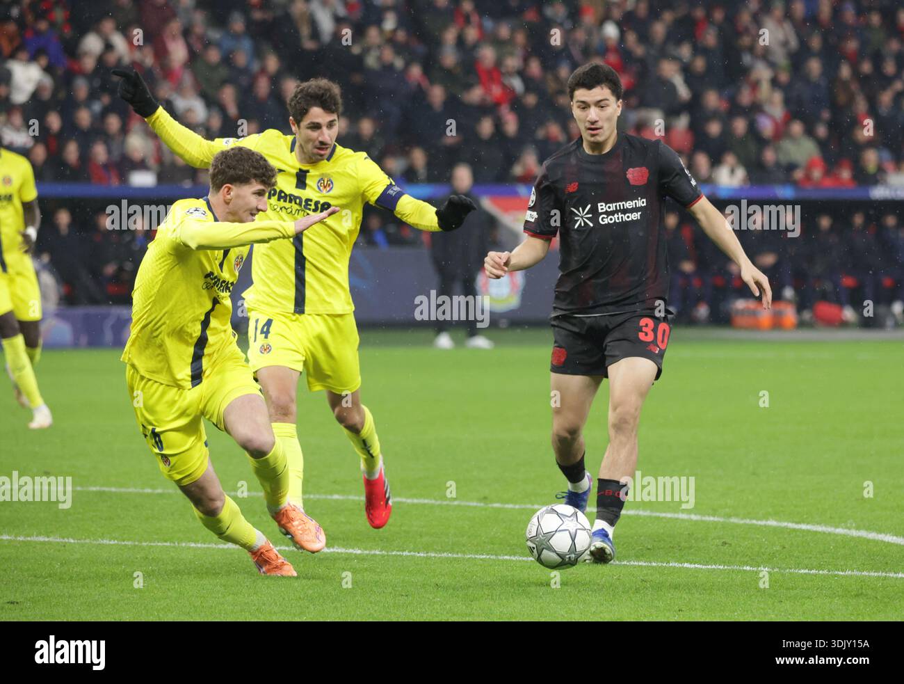 Ibrahim Maza (B04) am Ball gegen Navarro Pau (VIL, L) und Santi (VIL ...