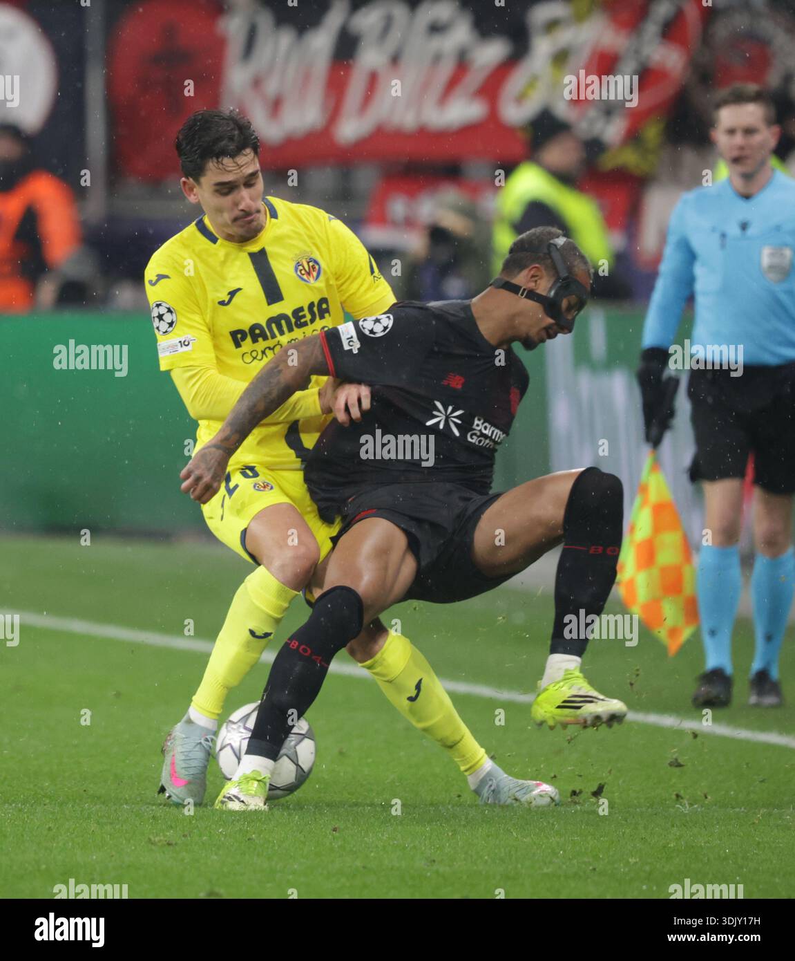 Arthur (B04) am Ball gegen Cardona Sergi (VIL), UEFA Champions League ...