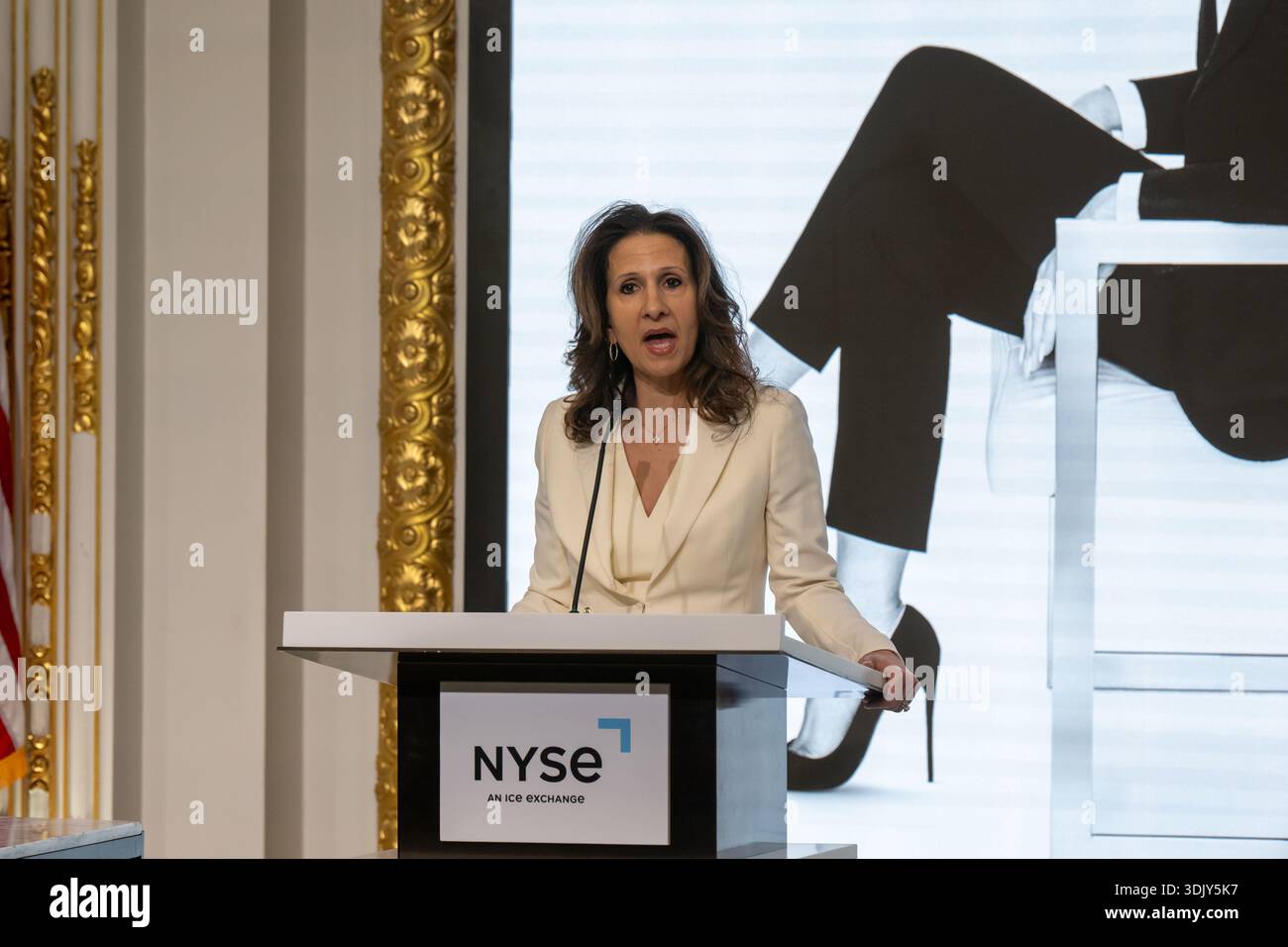 Rings new york stock exchange opening bell hi-res stock photography and ...