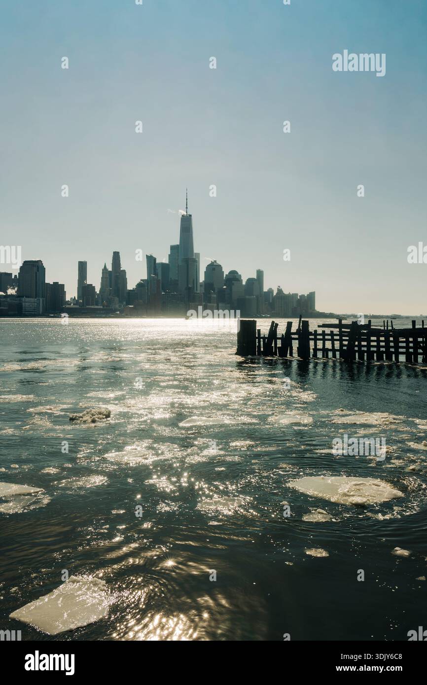 Water shows reflections city hi-res stock photography and images - Alamy