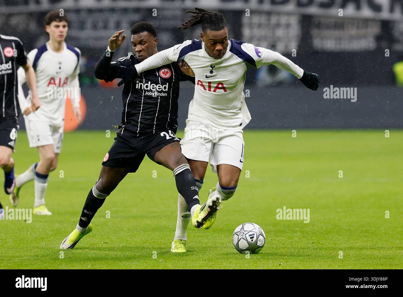 v.l. Aurlio Buta (Eintracht Frankfurt, 24) and Destiny Udogie ...