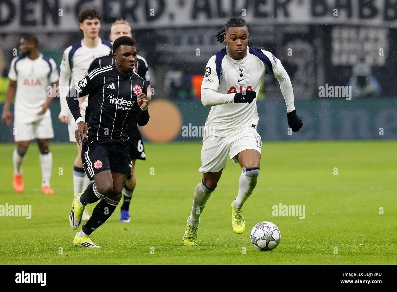 v.l. Aurlio Buta (Eintracht Frankfurt, 24) and Destiny Udogie ...