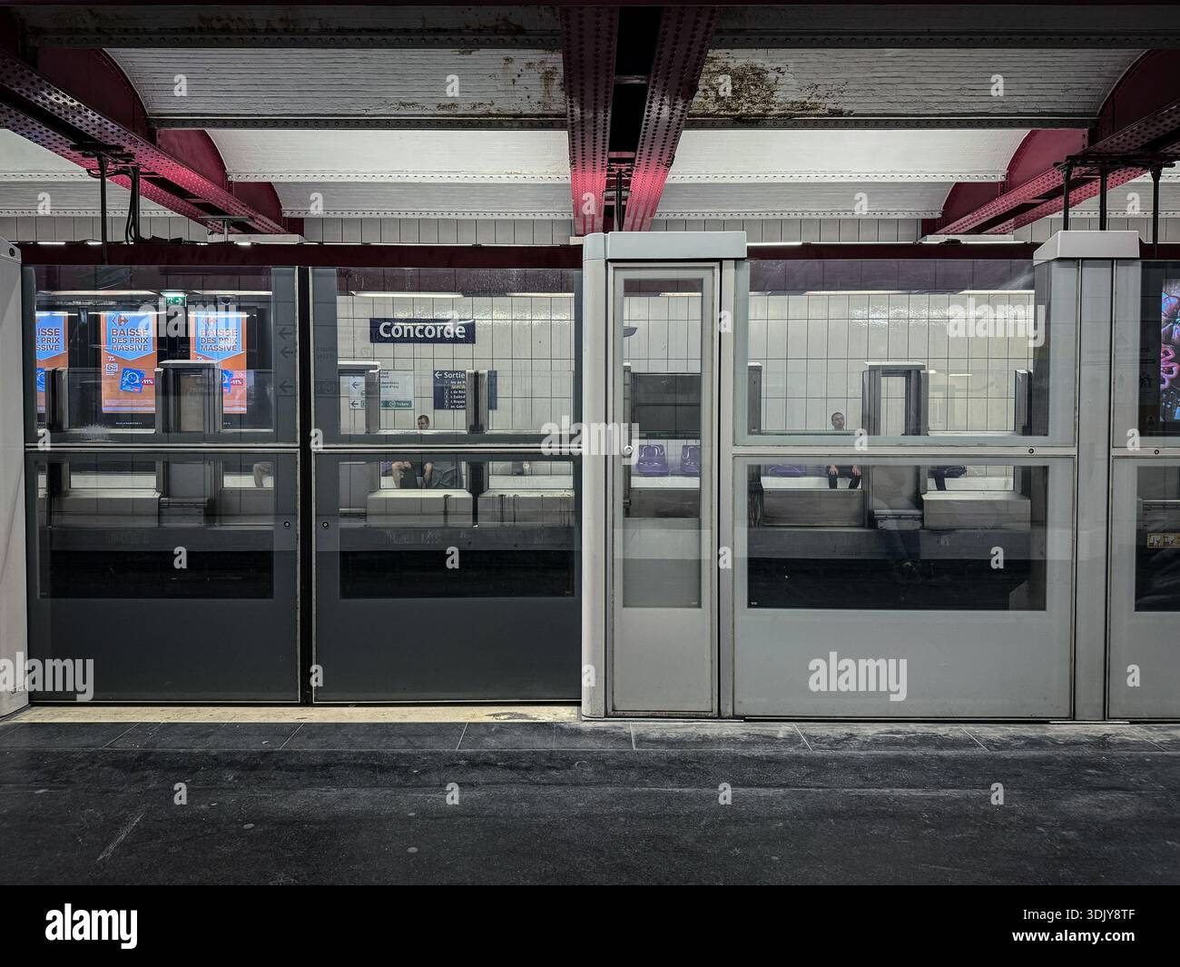 Place de la concored metro station hi-res stock photography and images ...