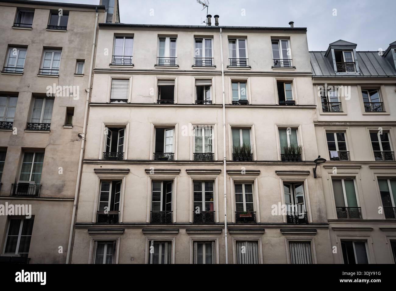 Historic building multiple windows hi-res stock photography and images ...