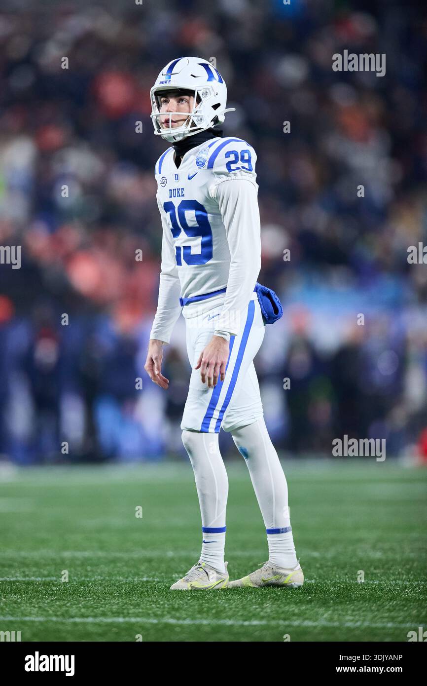 Duke kicker Todd Pelino (29) lines up to attempt an extra-point against ...