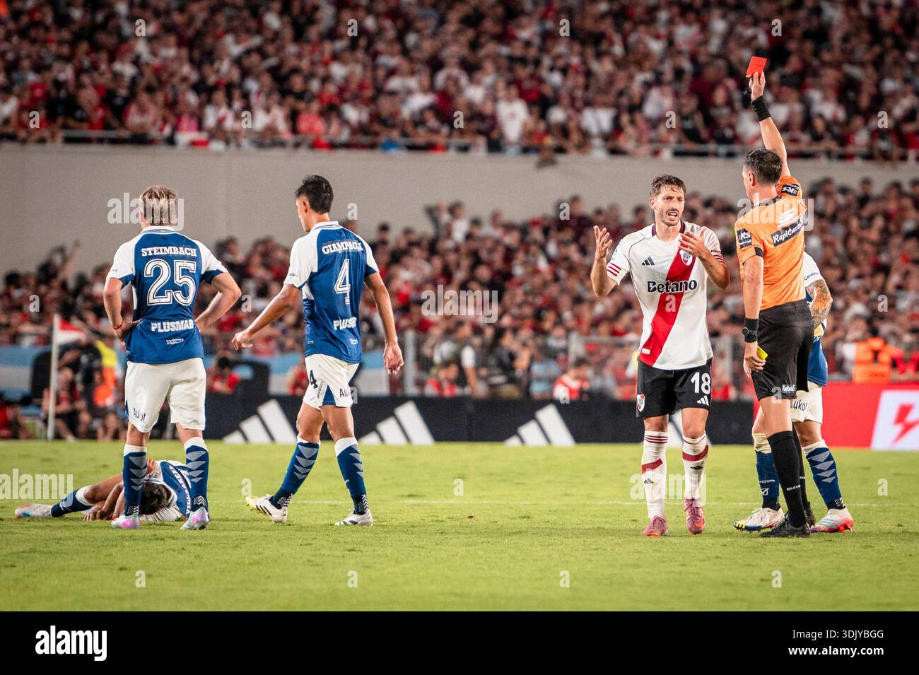 Buenos Aires, Argentina. [28th JAN 2026].Referee Pablo Dóvalo shows a ...