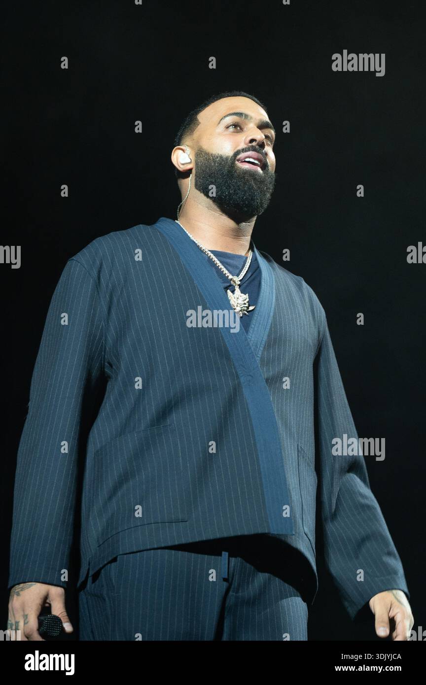 Recording artist Eladio Carrion performs during his Don KBRN World Tour ...