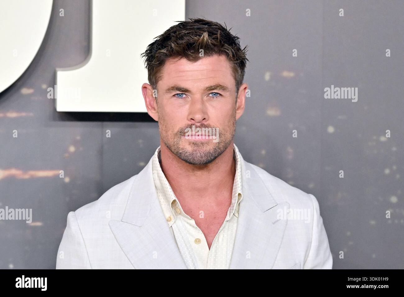 Chris Hemsworth attends "Crime 101" European Gala Screening at Odeon ...