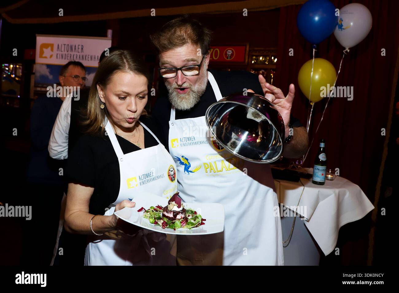 Nova Meierhenrich mit Freund Brian Bojsen Moderatorin beim Servieren ...