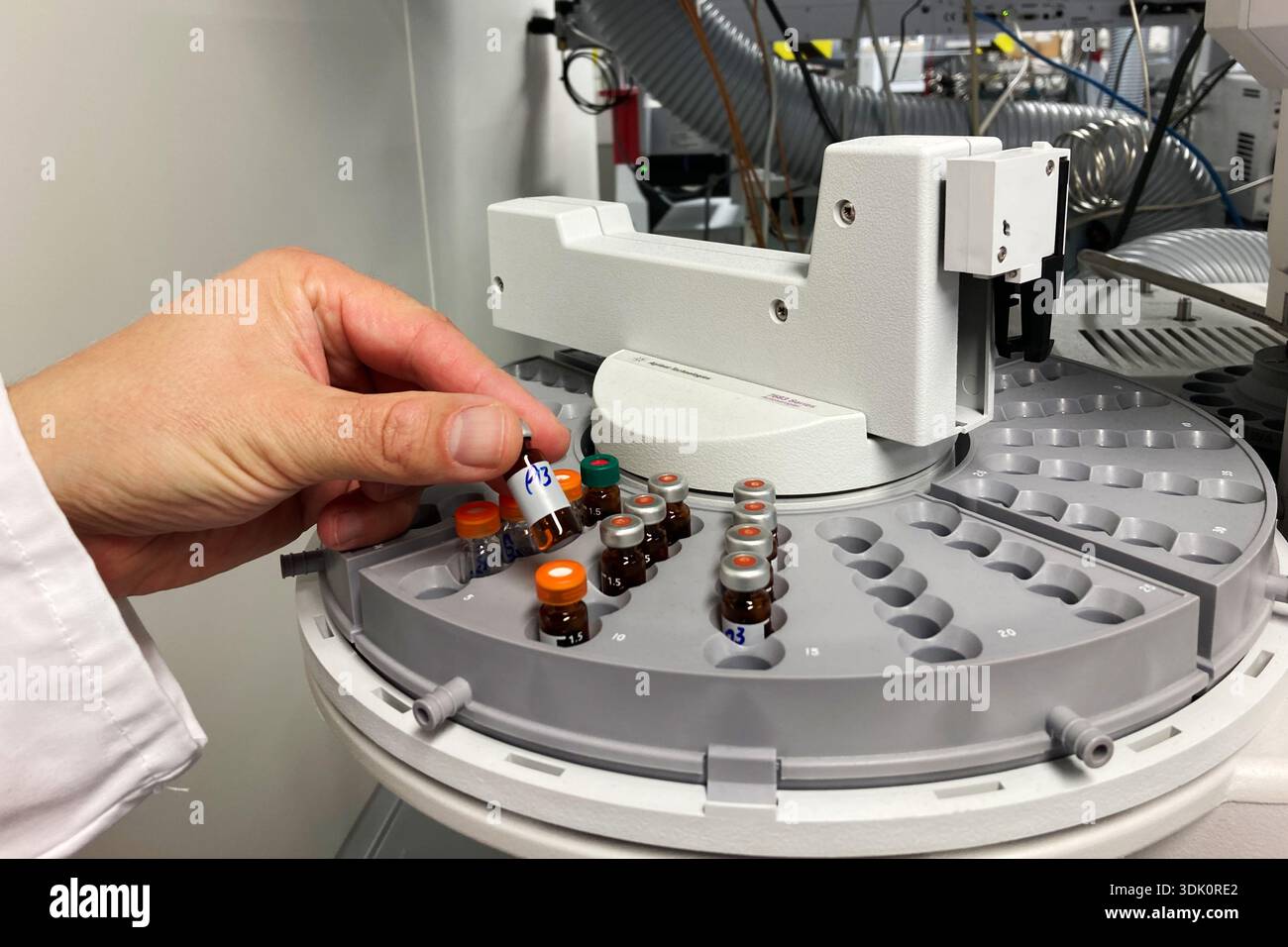 ILLUSTRATION - 14 October 2025, Berlin: A laboratory employee places a ...