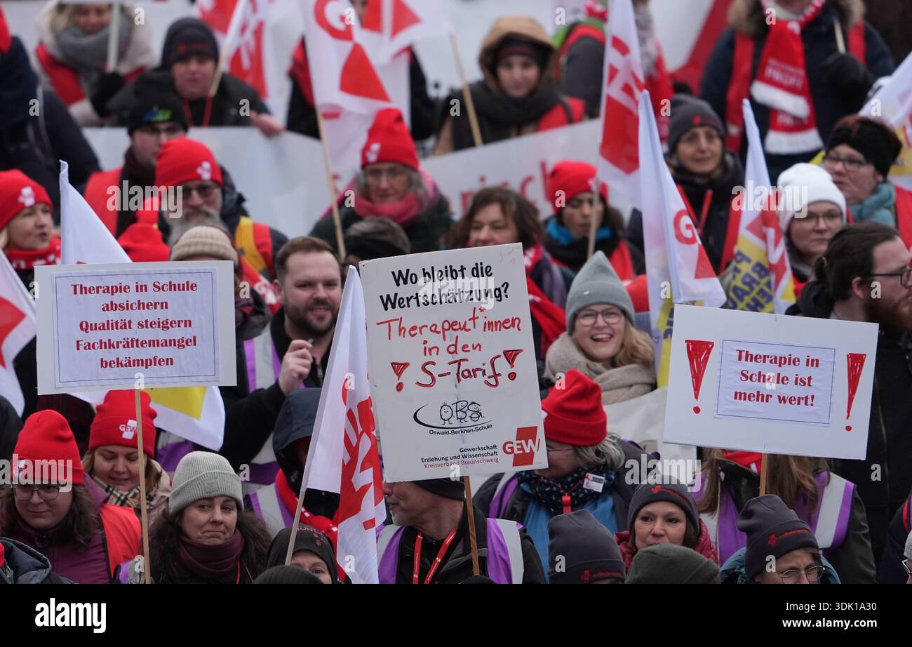 29 January 2026, Hamburg: Public sector employees demonstrate during a ...