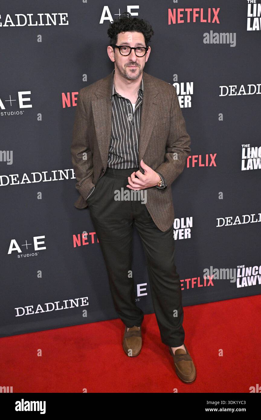 Adam Shapiro bei der Premiere der 4. Staffel der Netflix-Serie The ...
