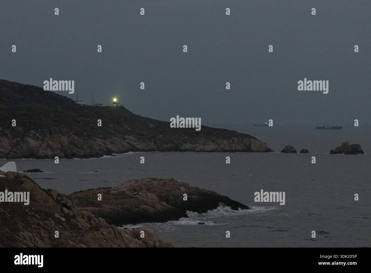 (260129) -- ZHOUSHAN, Jan. 29, 2026 (Xinhua) -- This photo taken on Jan ...