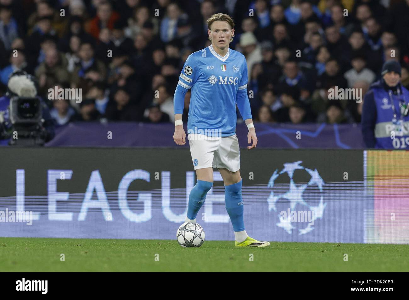 Napoli's Scottish midfielder Scott McTominay controls the ball During ...