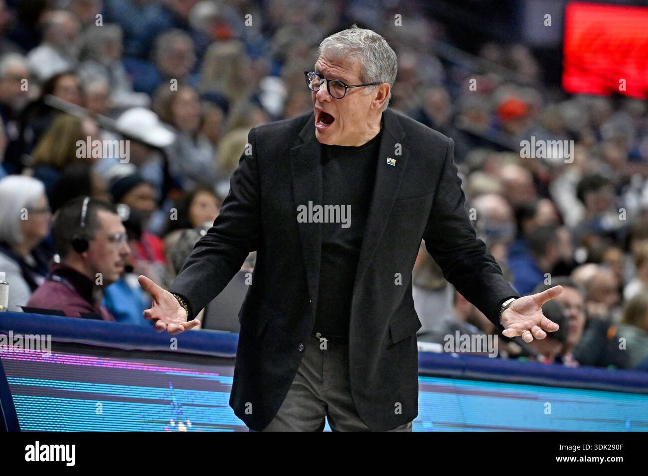 UConn head coach Geno Auriemma reacts in the first half of an NCAA ...