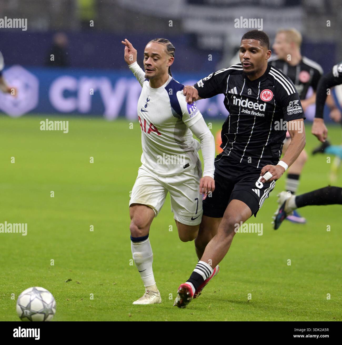 Aurele Amenda (re). Gegen. Xavi Simons fotografiert beim Fußball ...