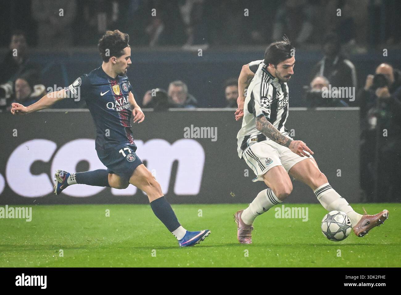 Vitor MACHADO FERREIRA (Vitinha) of PSG and Sandro TONALI of Newcastle ...