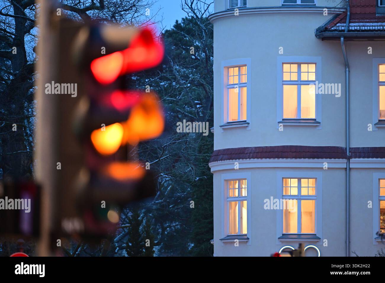 28 January 2026, Berlin: Lights burn in a house on Mexikoplatz while a ...