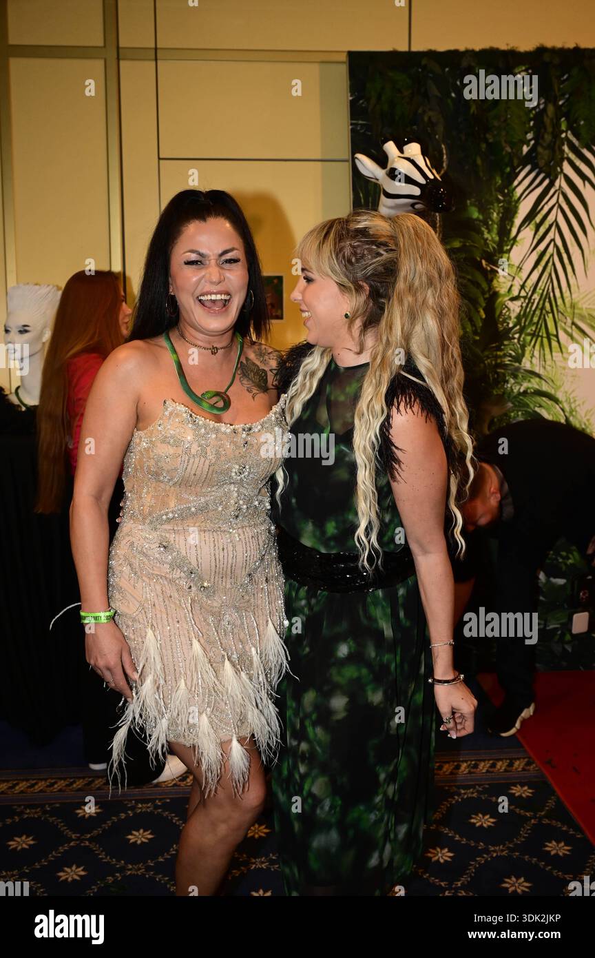 Jasmin Herren und Annemarie Eilfeld bei der 8. Dschungelparty zum Start ...