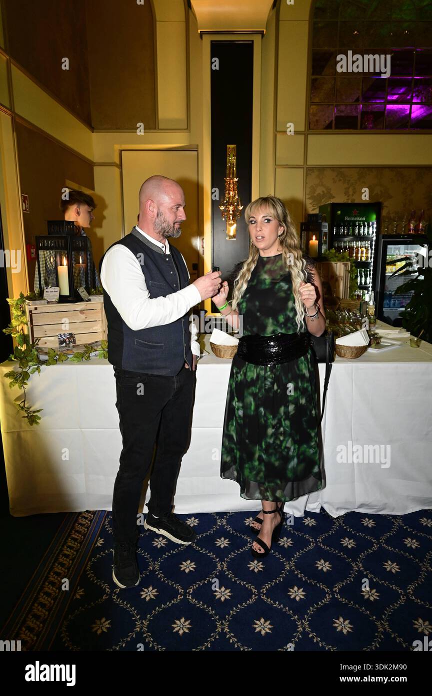 Björn Schwarz und Annemarie Eilfeld bei der 8. Dschungelparty zum Start ...
