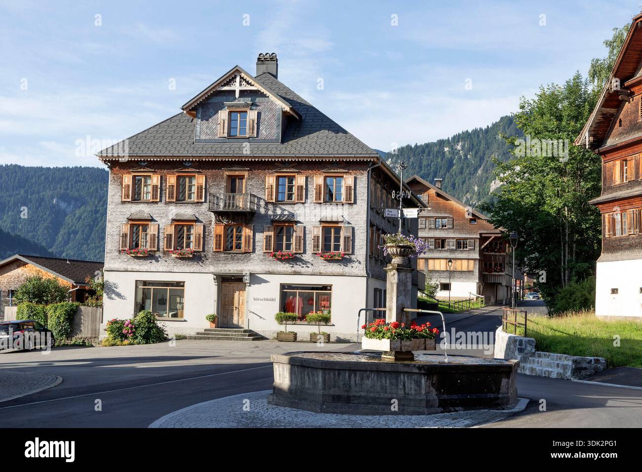 Dorfplatz in Schwarzenberg im Bregenzerwald, Vorarlberg, Österreich ...