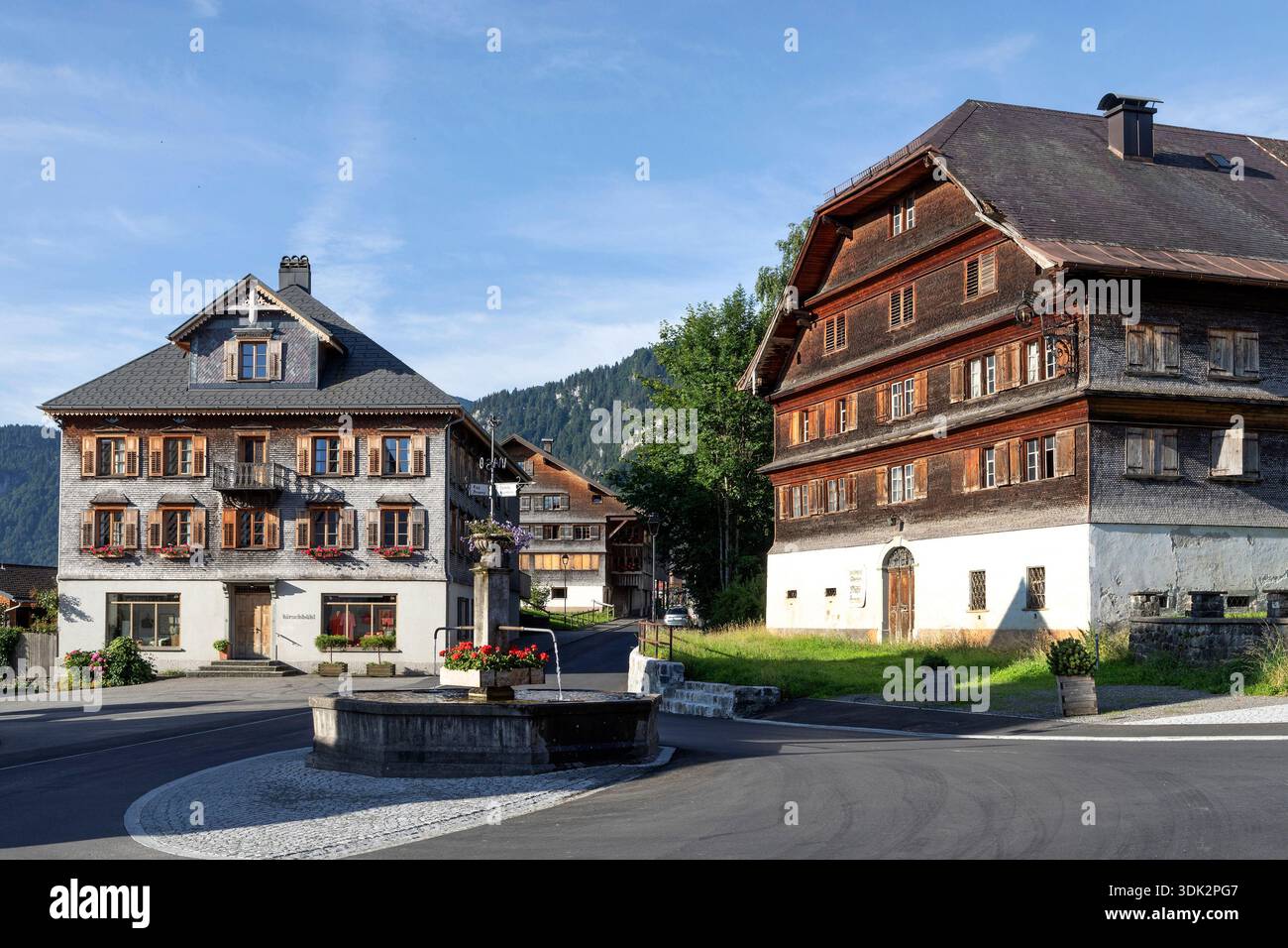 Dorfplatz in Schwarzenberg im Bregenzerwald, Vorarlberg, Österreich ...