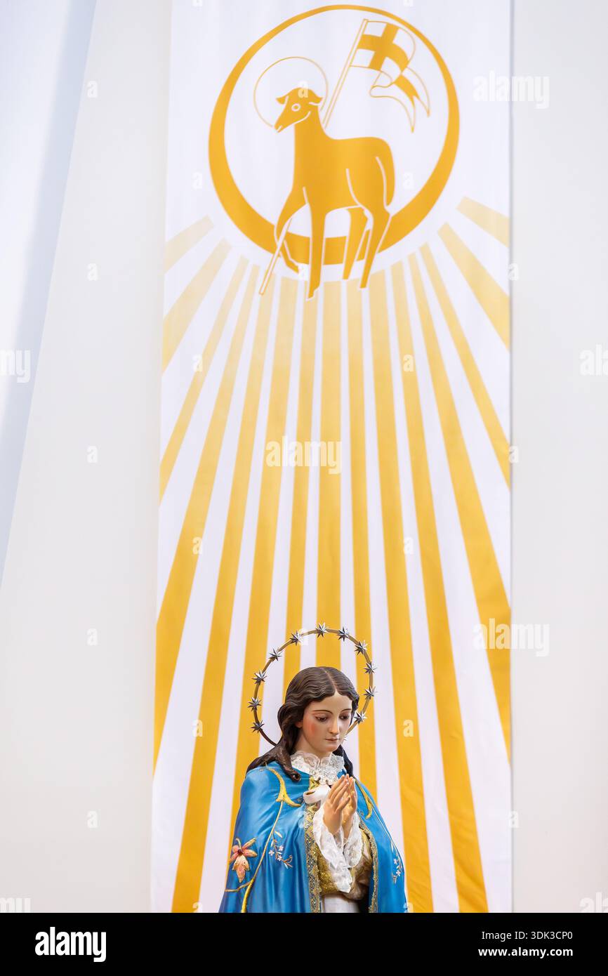 Gold lamb hi-res stock photography and images - Alamy