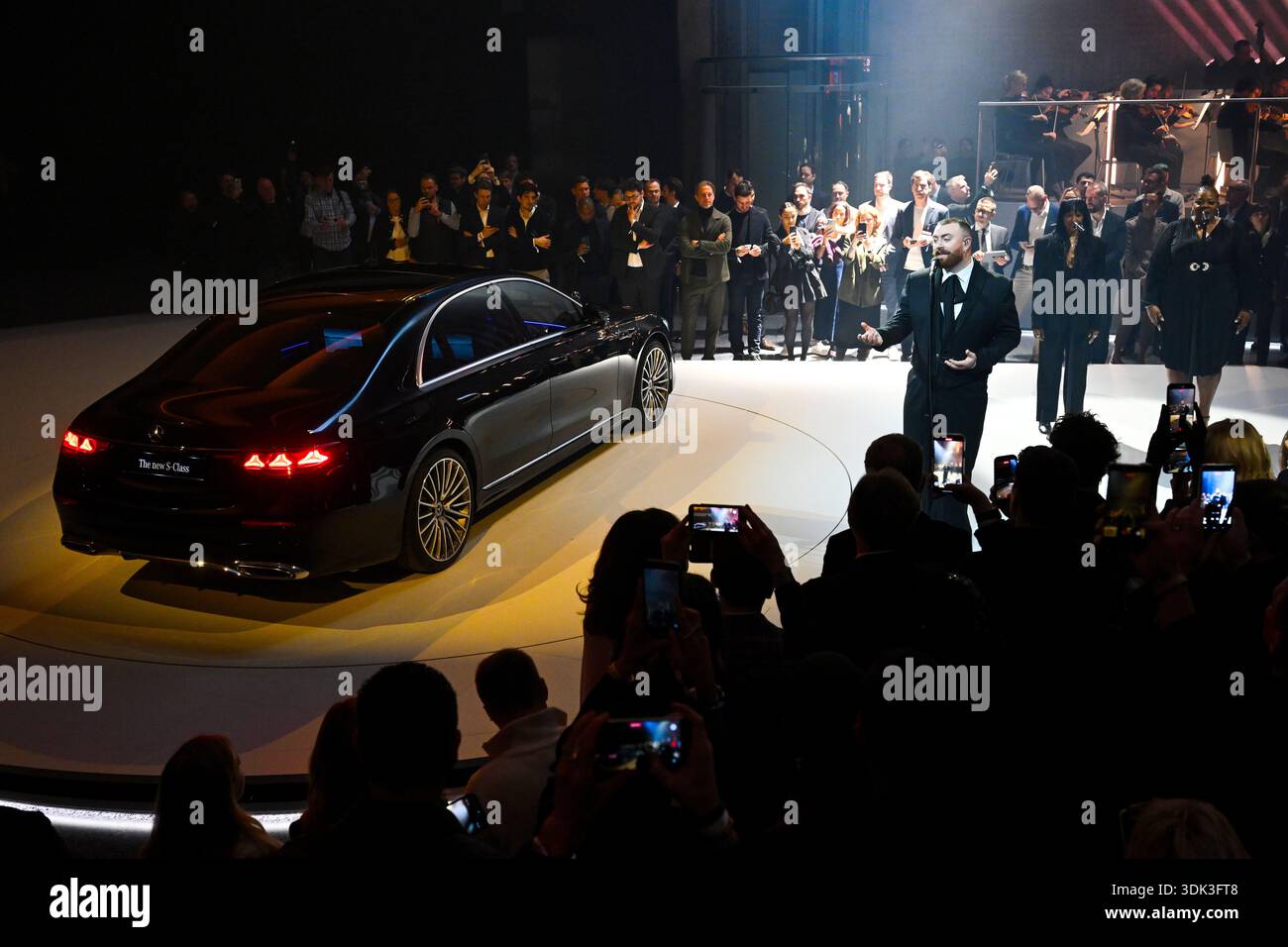Stuttgart, Germany. 29th Jan, 2026. The singer Sam Smith (center ...