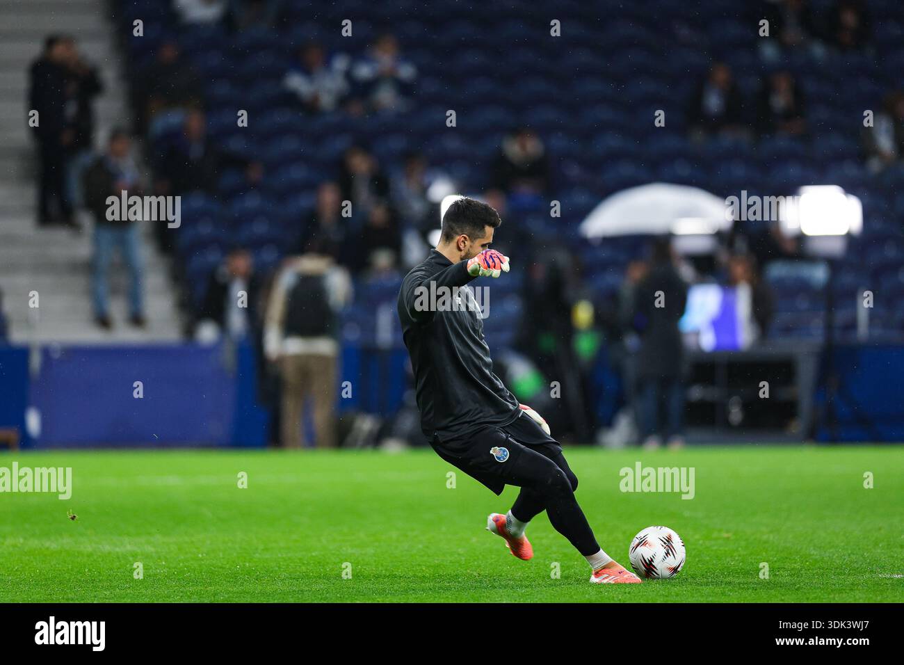 January 29, 2026, Porto, Porto, Portugal: Diogo Costa of Fc Porto warms ...