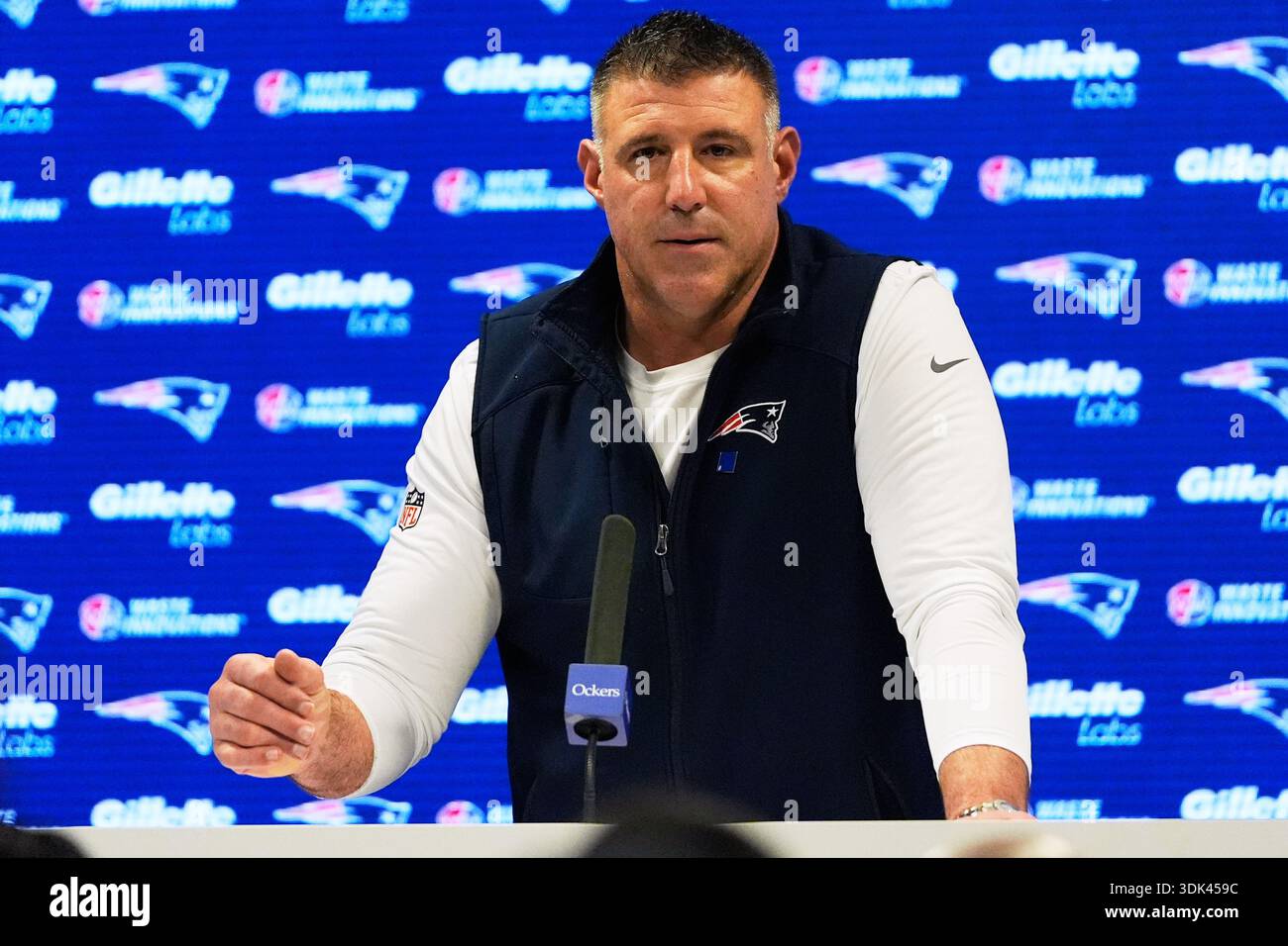 New England Patriots head coach Mike Vrabel during an NFL football ...