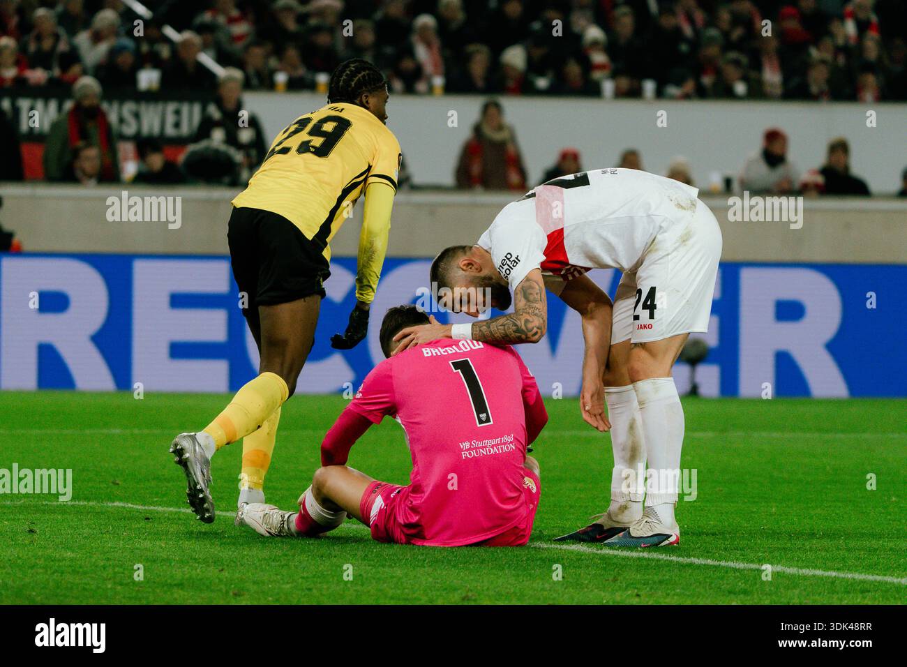 Chris Bedia (Young Boys Bern, #29), Fabian Bredlow (Stuttgart, #01 ...