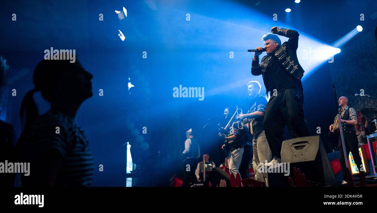 Cologne, Germany. 29th Jan, 2026. Singer Florian Hertel (r) on stage ...