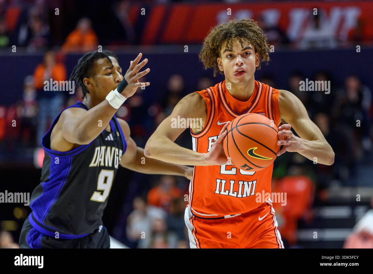 Illinois' Keaton Wagler, right, looks to pass the ball as Washington's ...