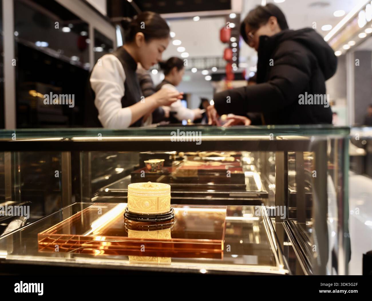 **CHINESE MAINLAND, HONG KONG, MACAU AND TAIWAN OUT** Consumers queue ...