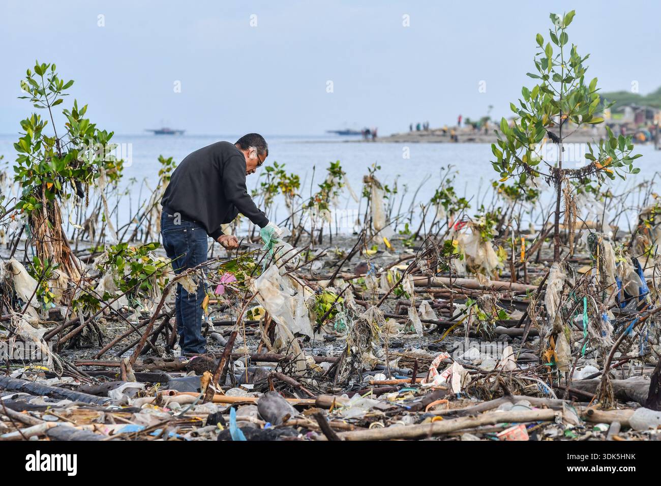 Palu, Central Sulawesi, Indonesia. 30th Jan, 2026. Residents clean up ...