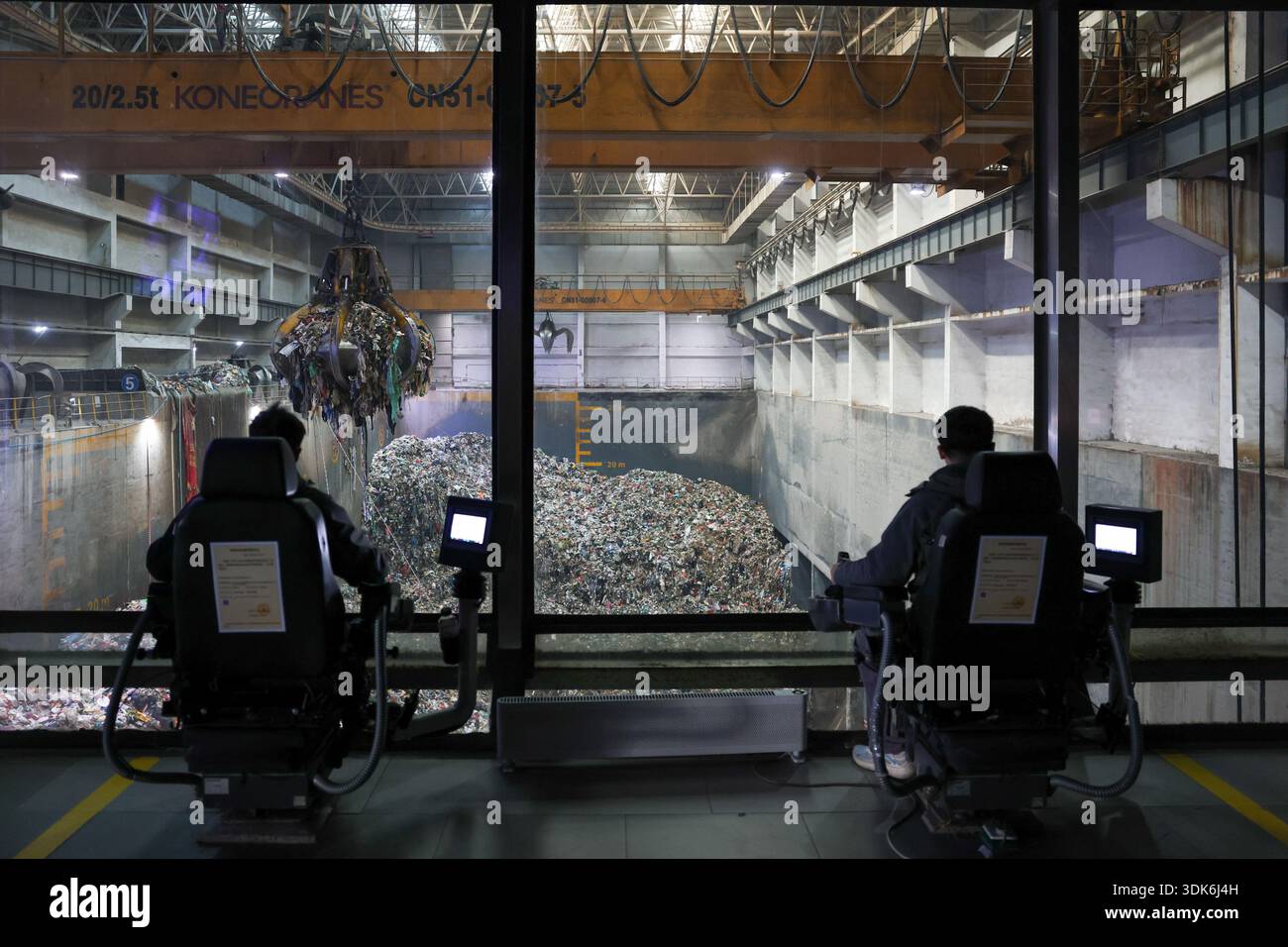 (260130) -- HANGZHOU, Jan. 30, 2026 (Xinhua) -- People work at Hangzhou ...