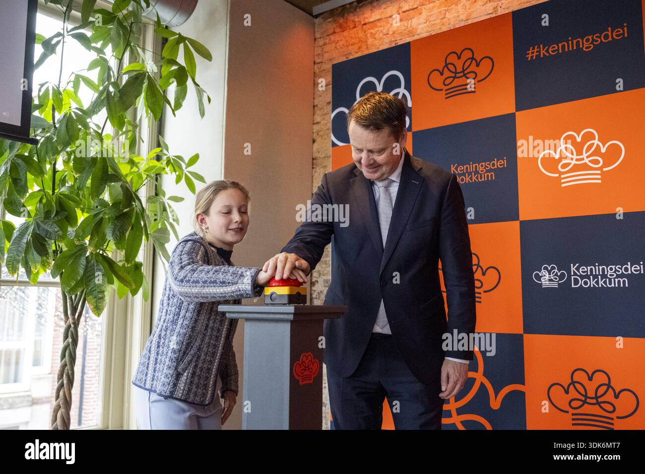 DOKKUM - Mayor Johannes Kramer and Child Mayor Menthe van der Zee ...
