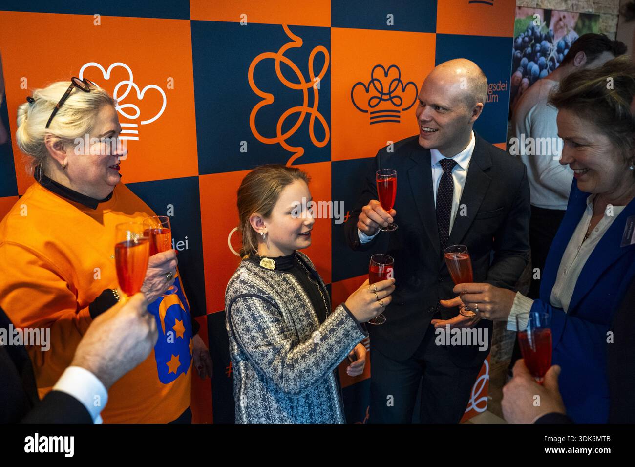 DOKKUM - Children's Mayor Menthe van der Zee raises a glass to King's ...