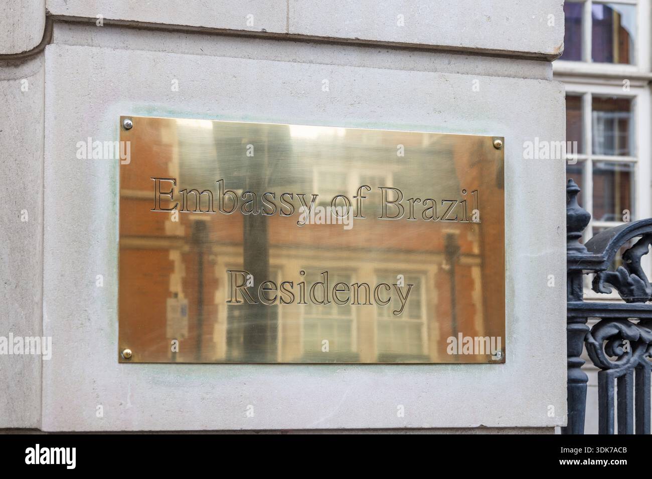 Gold embassy plaque hi-res stock photography and images - Alamy