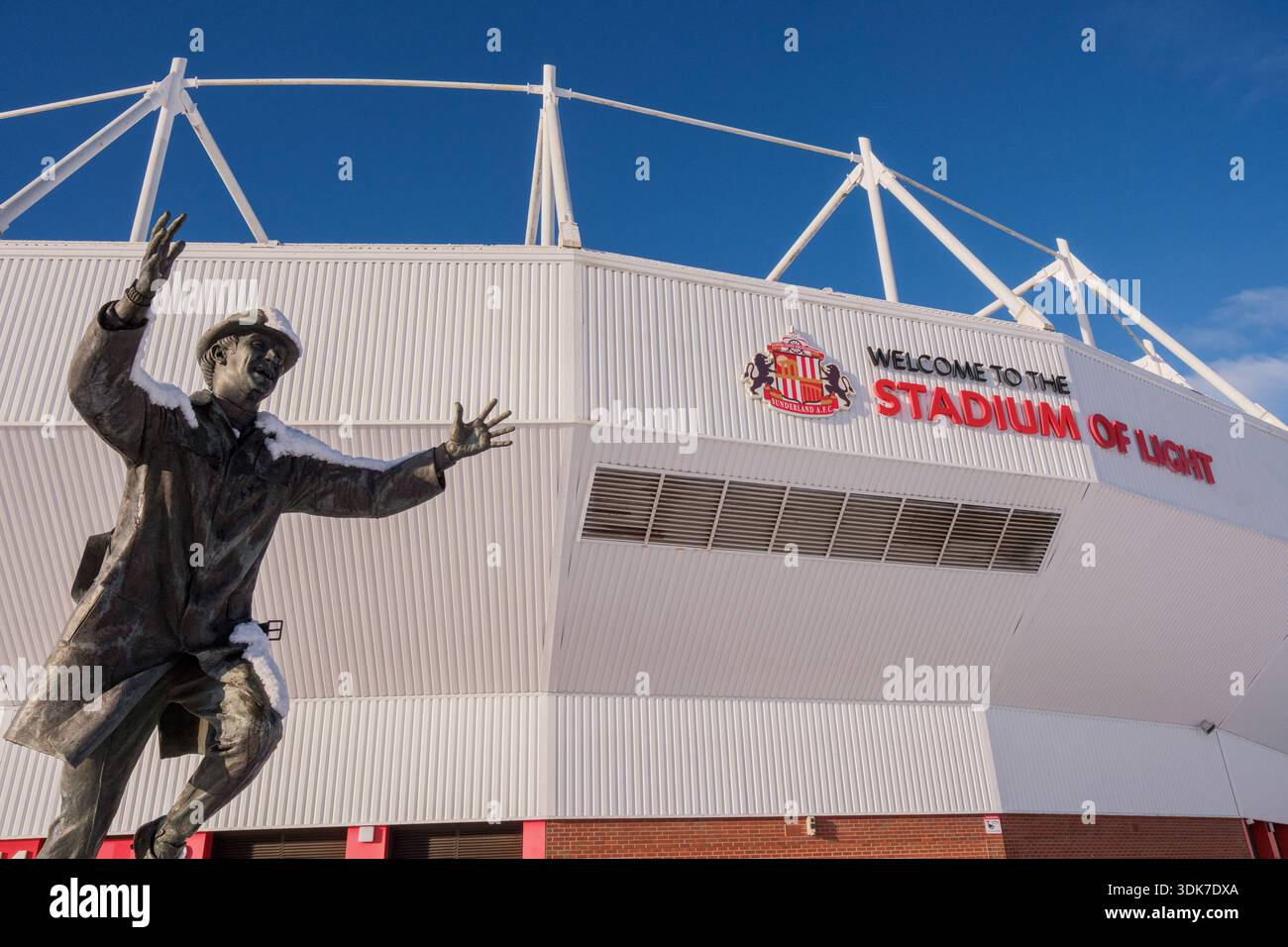 Sunderland UK: 3rd Jan 2026: Snow covers the Bob Stokoe statue at ...