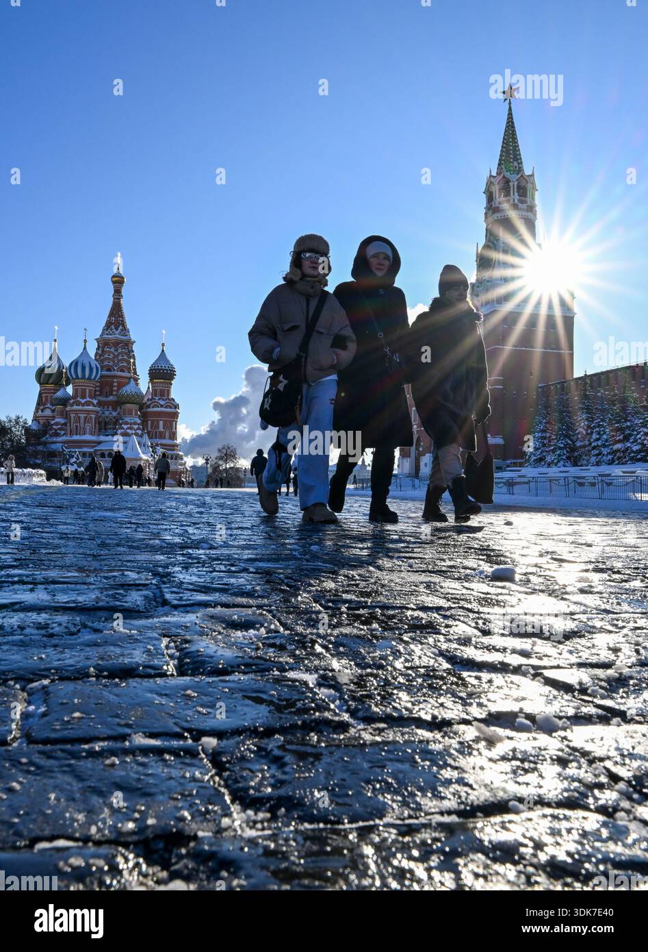 (260130) -- MOSCOW, Jan. 30, 2026 (Xinhua) -- People visit Red Square ...