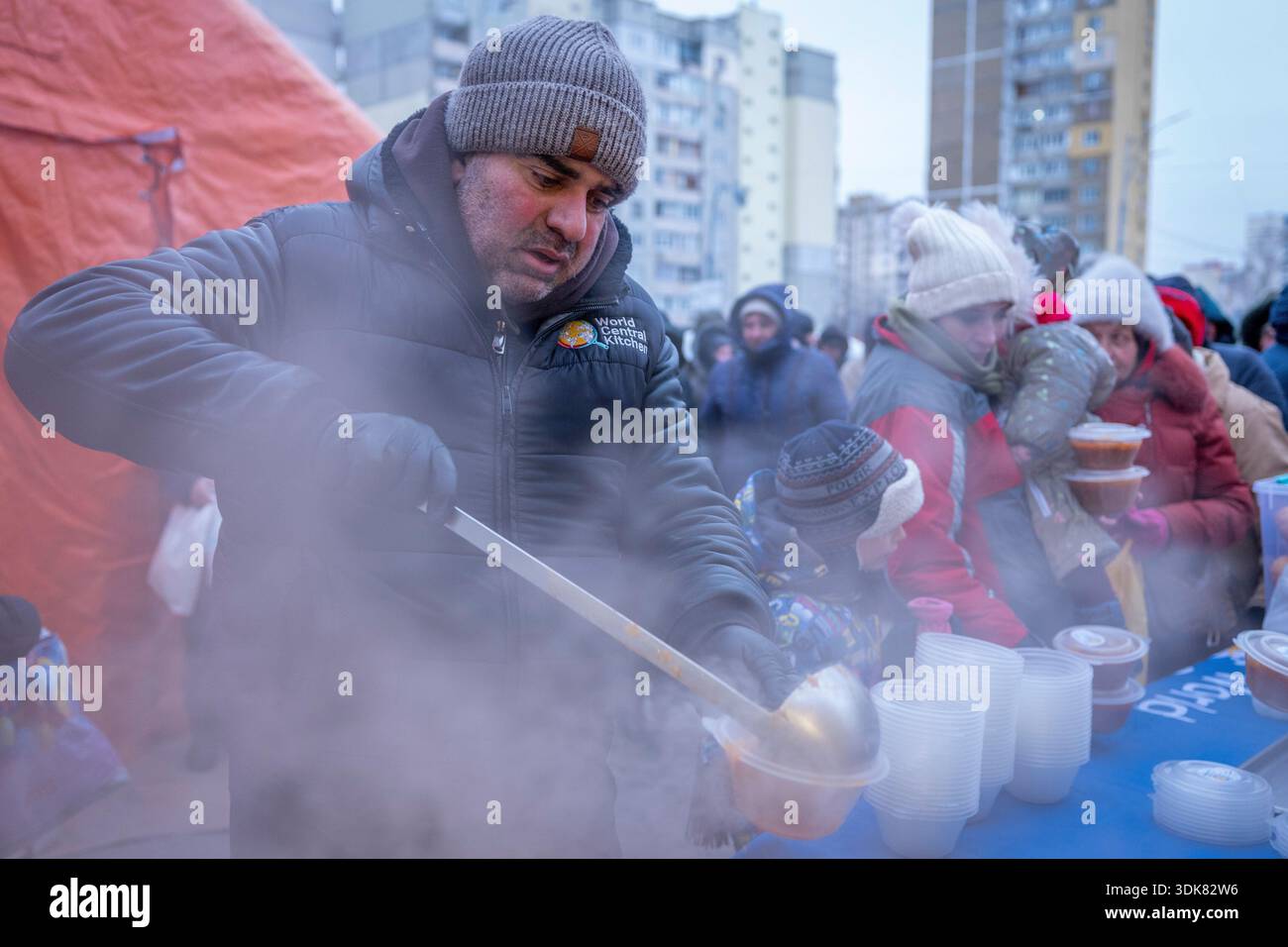 People who have no power at home following Russia's air attacks wait in ...